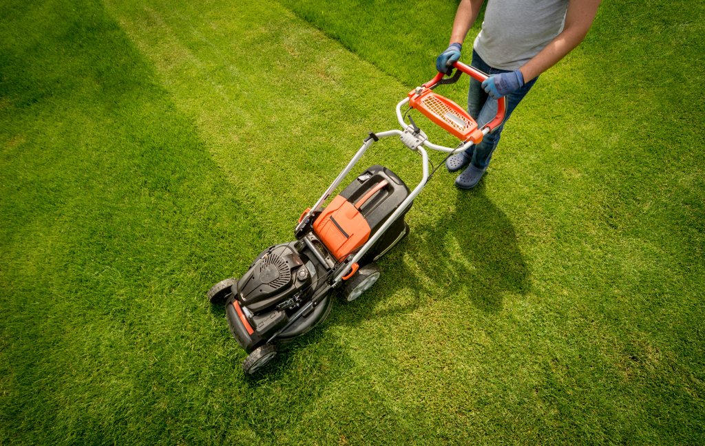 How To Mow Your Lawn Like A Pro - HeckHome