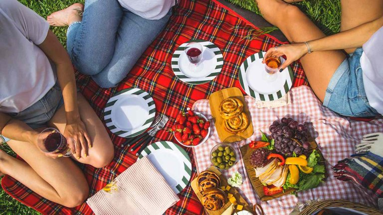 The Ultimate Guide to Outdoor Summer Picnics - HeckHome